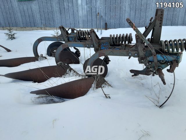 Used Fiskars 3 versoirs Plow | AgDealer