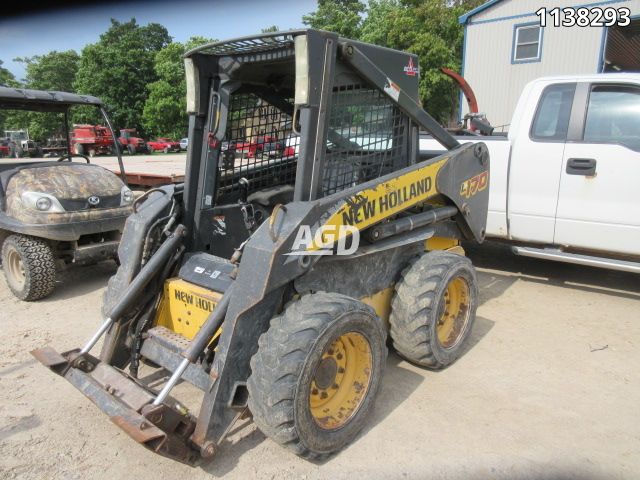 Usagé 2008 New Holland L170 chargeuse à direction à glissement ...
