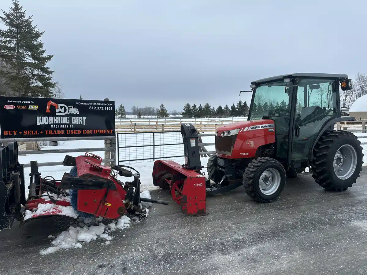 Usagé 2011 Massey Ferguson 1635 Tracteur