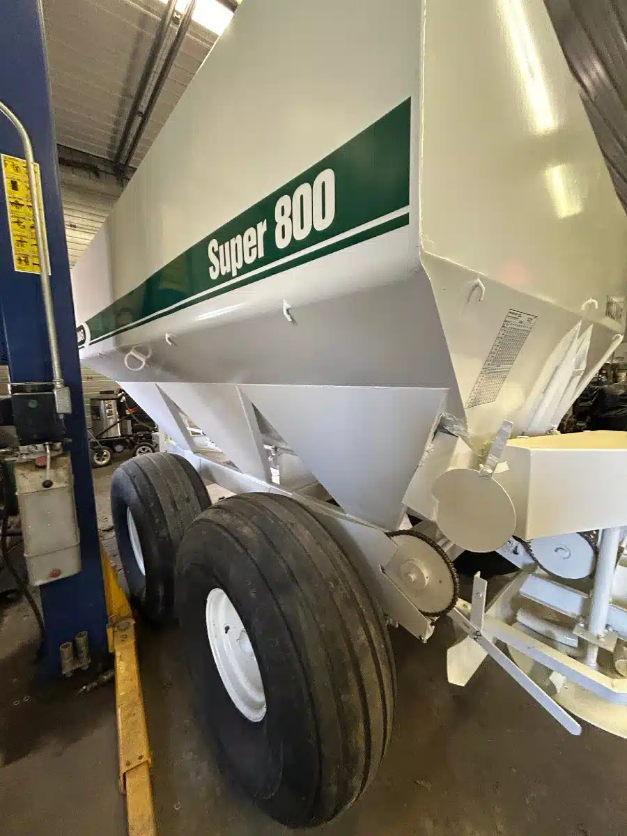Used Willmar SUPER 800 Spreader - Fertilizer