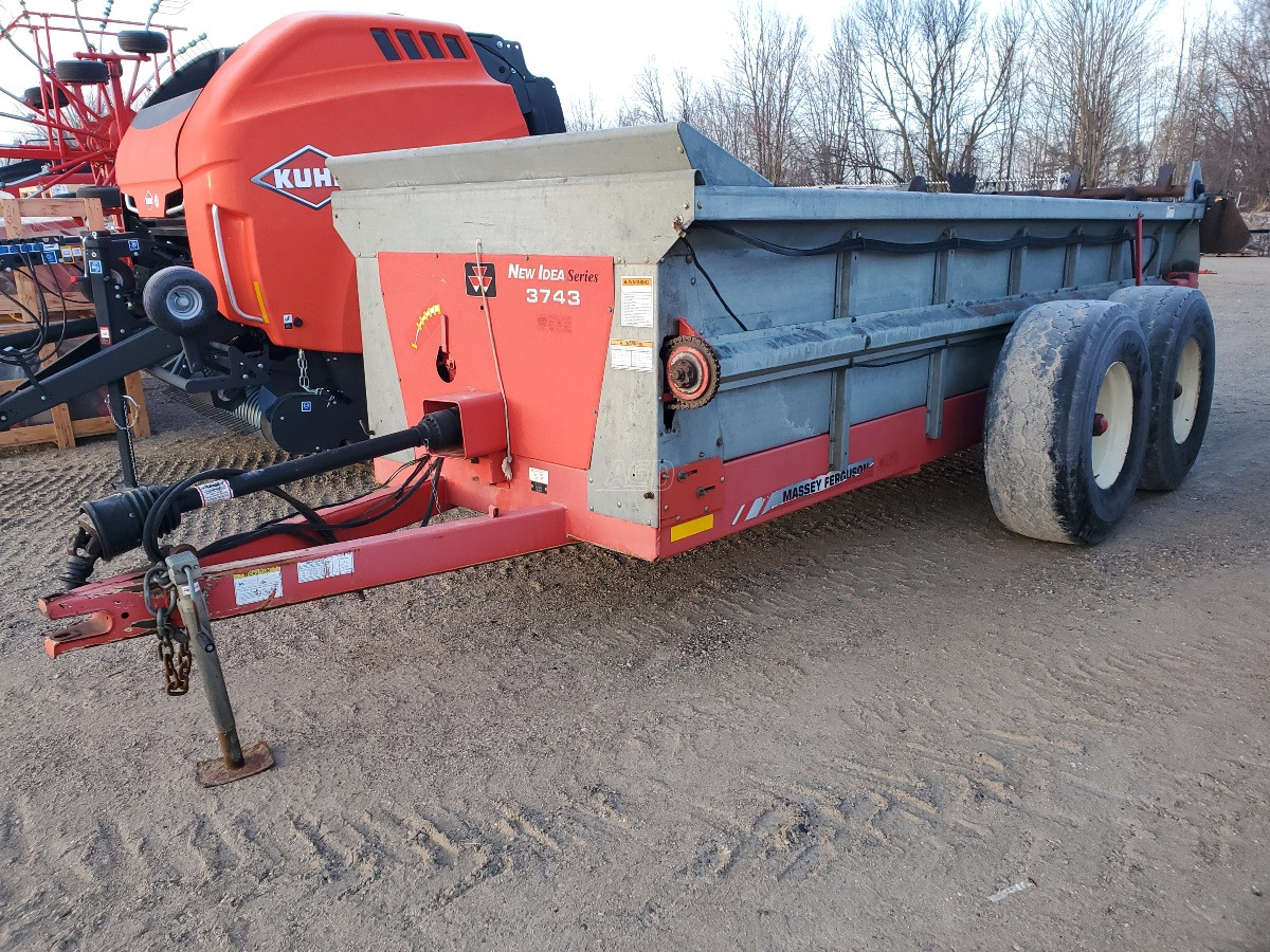 Used New Idea 3743 Manure Spreader | AgDealer