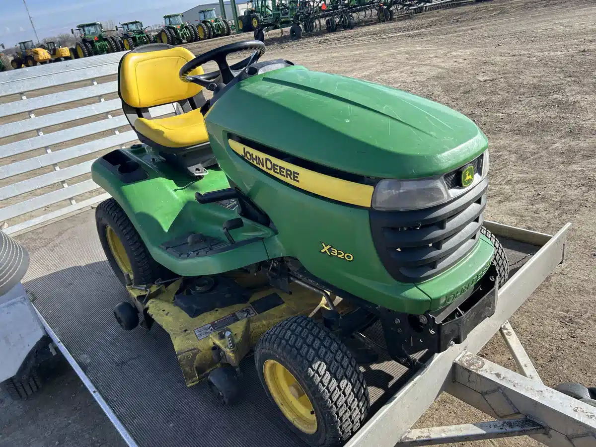 Usagé 2011 John Deere X320 Tracteur à pelouse