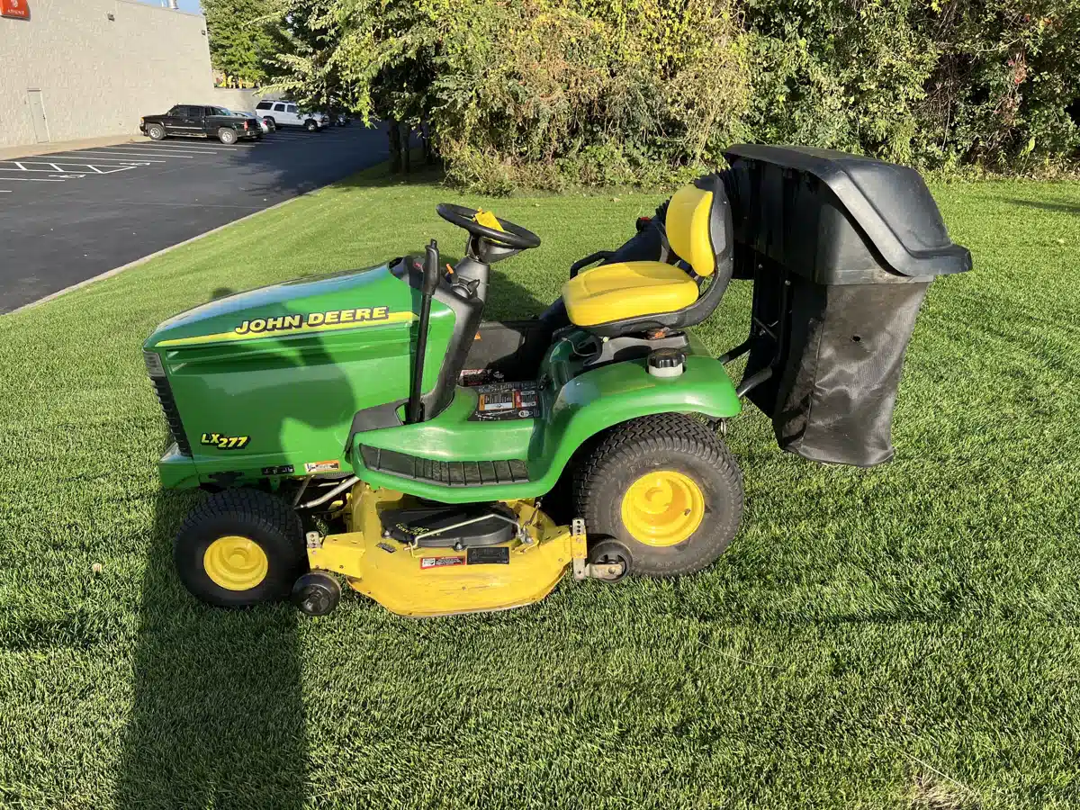 Used 2001 John Deere LX277 Lawn Tractor | AgDealer