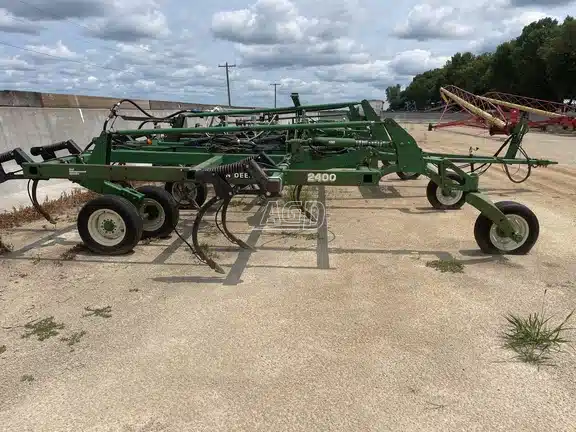 Used 2001 John Deere 2400 Chisel Plow | AgDealer