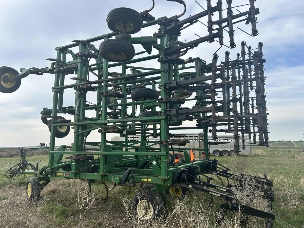 Used 2003 John Deere 2400 Chisel Plow