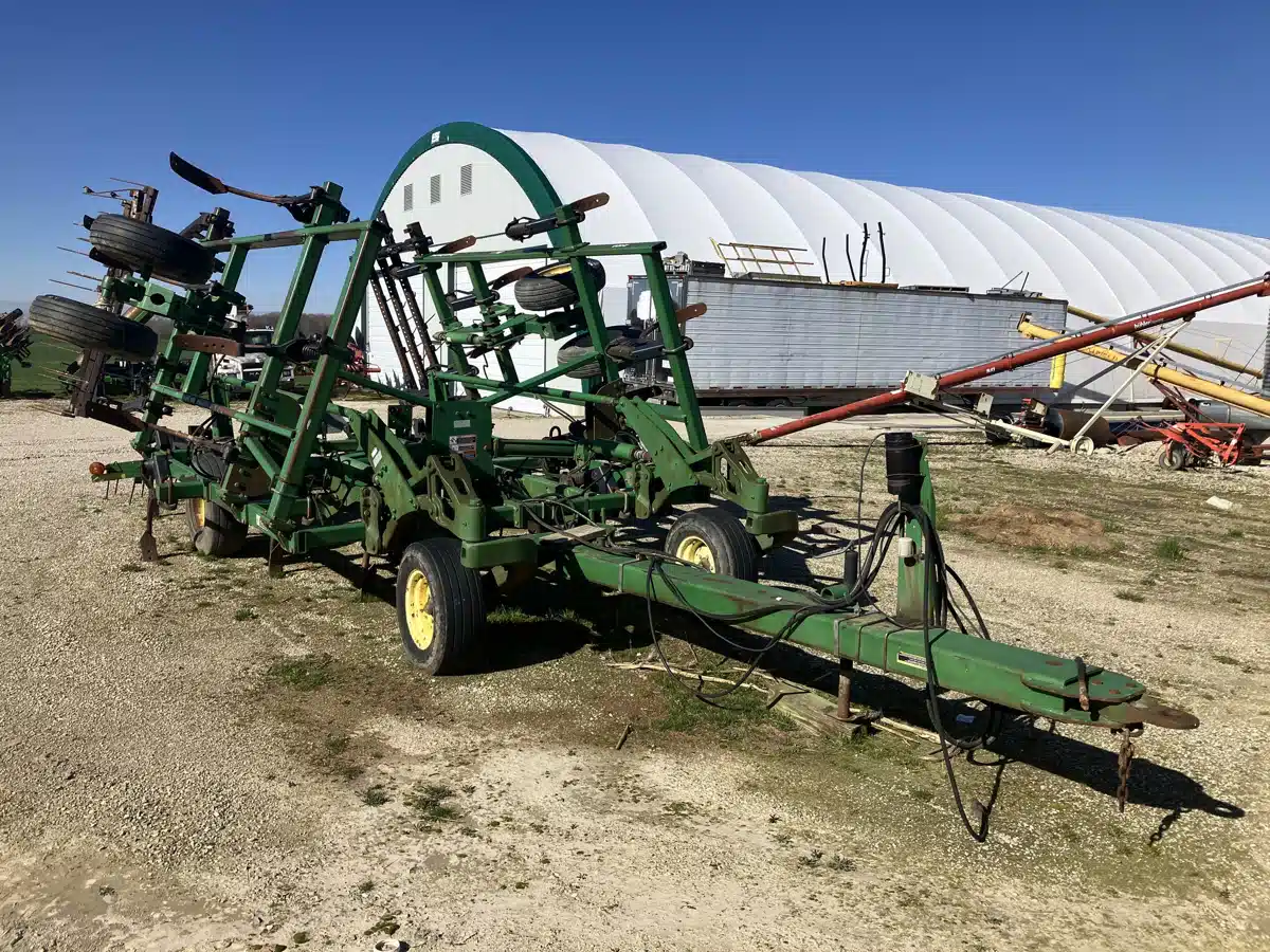 Used 2003 John Deere 2400 Chisel Plow | AgDealer