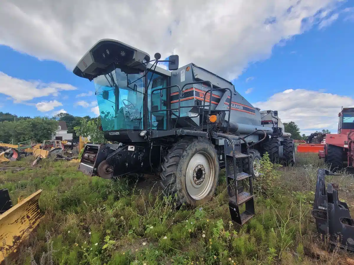 Used 2000 Gleaner R62 Combine