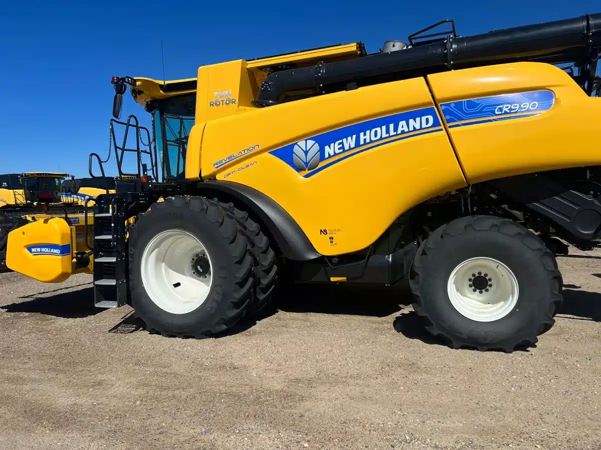 New Holland CR11 combine boasts new 16-litre engine, twin displays ...