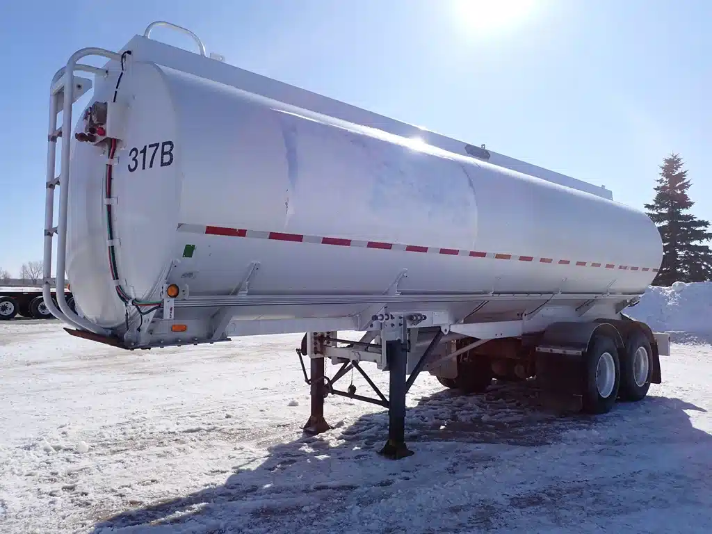 Used 1996 Advance 30FT Tandem Tanker Trailer - Tanker