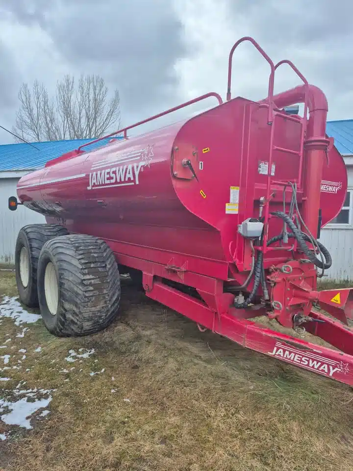 Used 2018 Jamesway 3800 gallons Manure Spreader Liquid