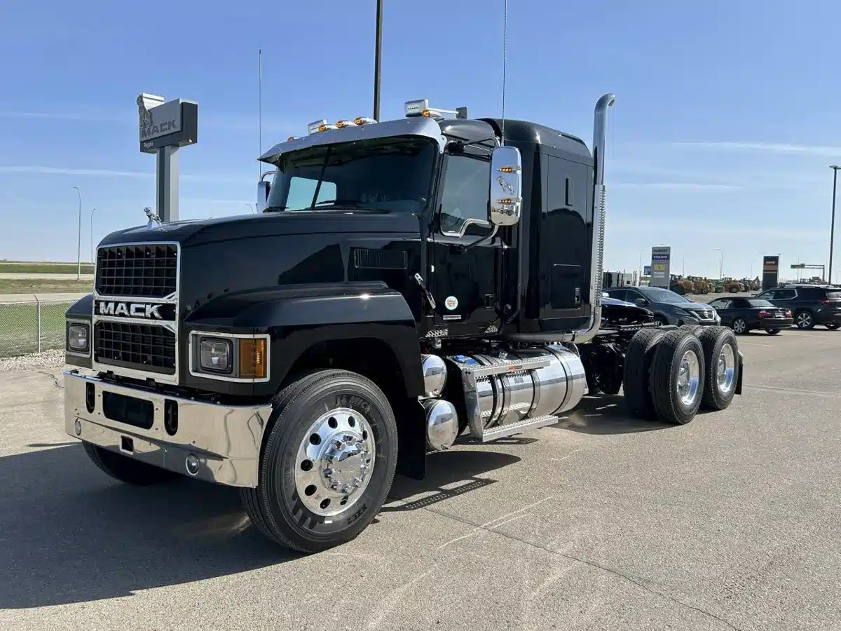 New 2026 Mack PINNACLE 64T Semi-Truck