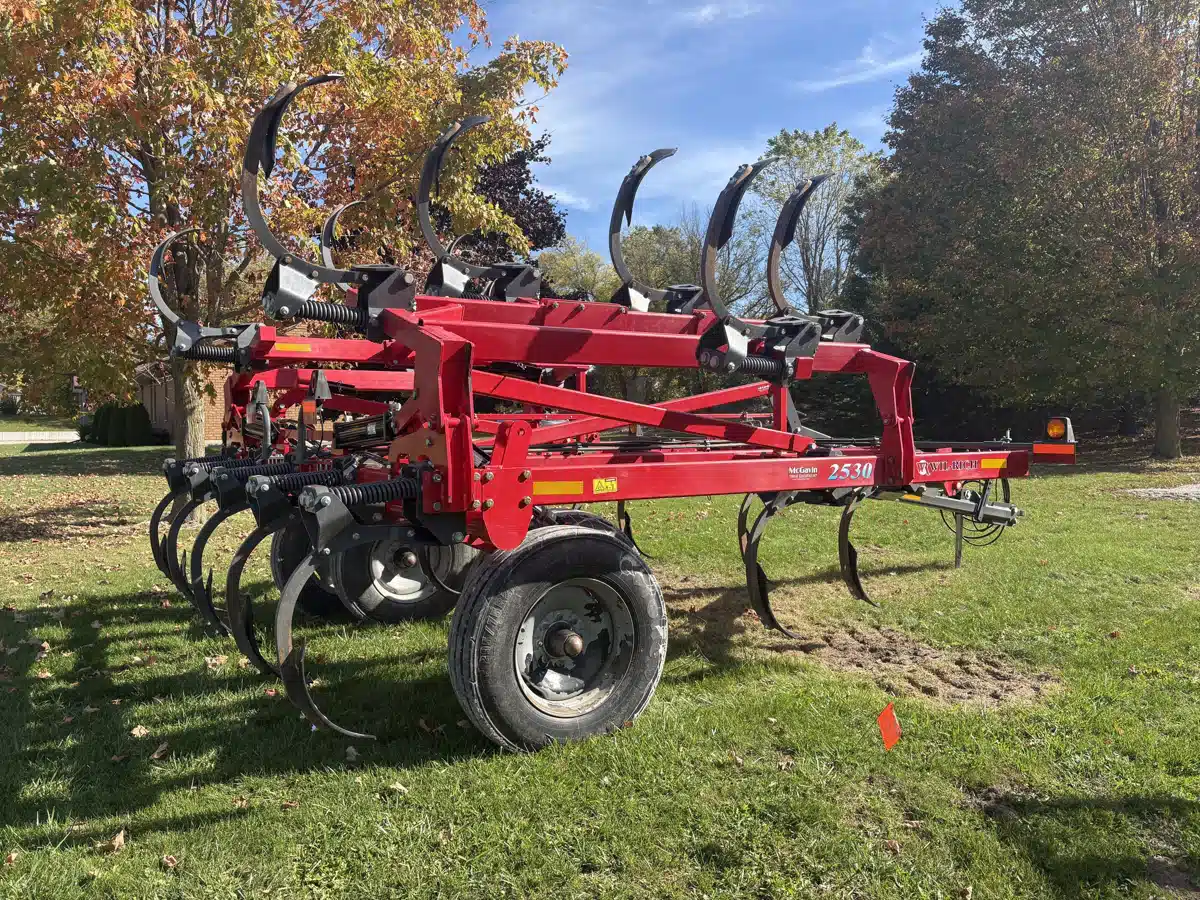 Used 2019 Wil-Rich 2530 23' Chisel Plow
